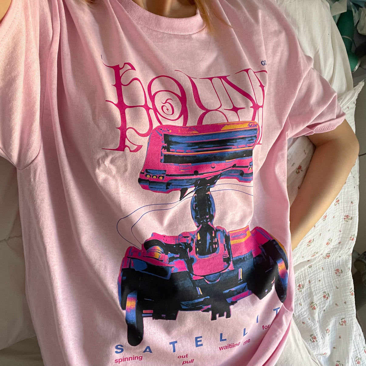 Satellite Stomper Graphic Tee – At Seven Studio